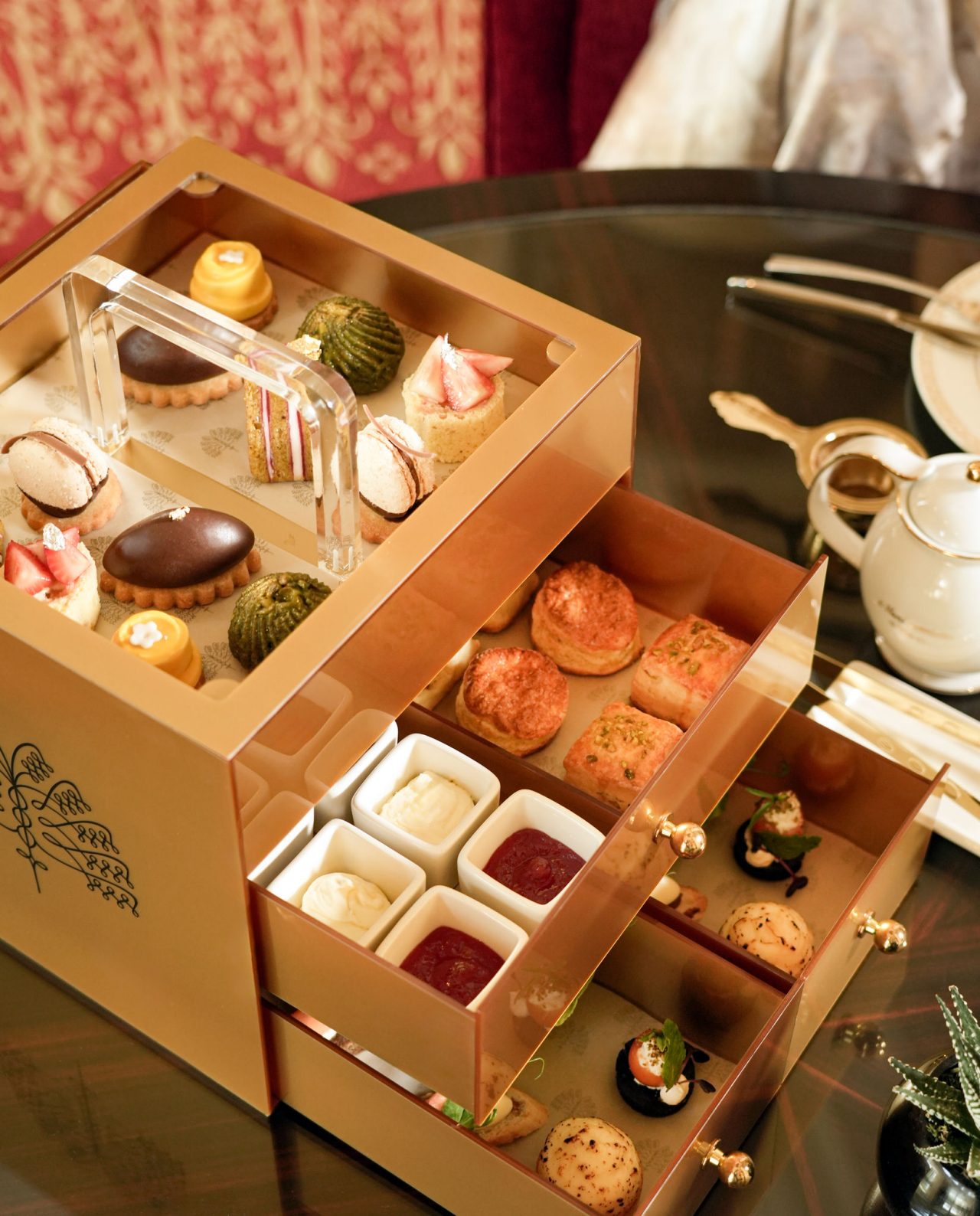 Afternoon Tea im Raffles Salon at Raffles Dubai